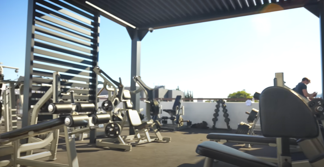 Commercial vs. Private Gyms: What’s the Difference? - FitnessProfy